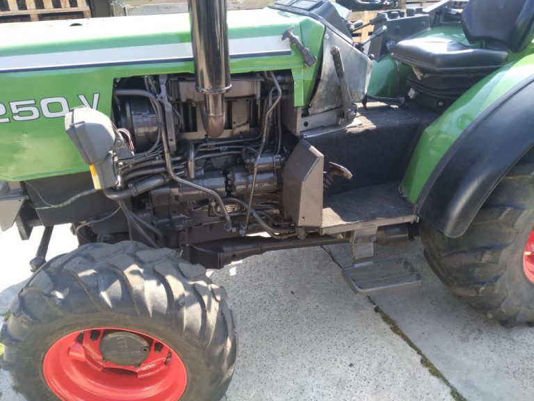 FENDT 250V smalspoor tractor 4wd SOLD VERKOCHT VERKAUFT | Riverco